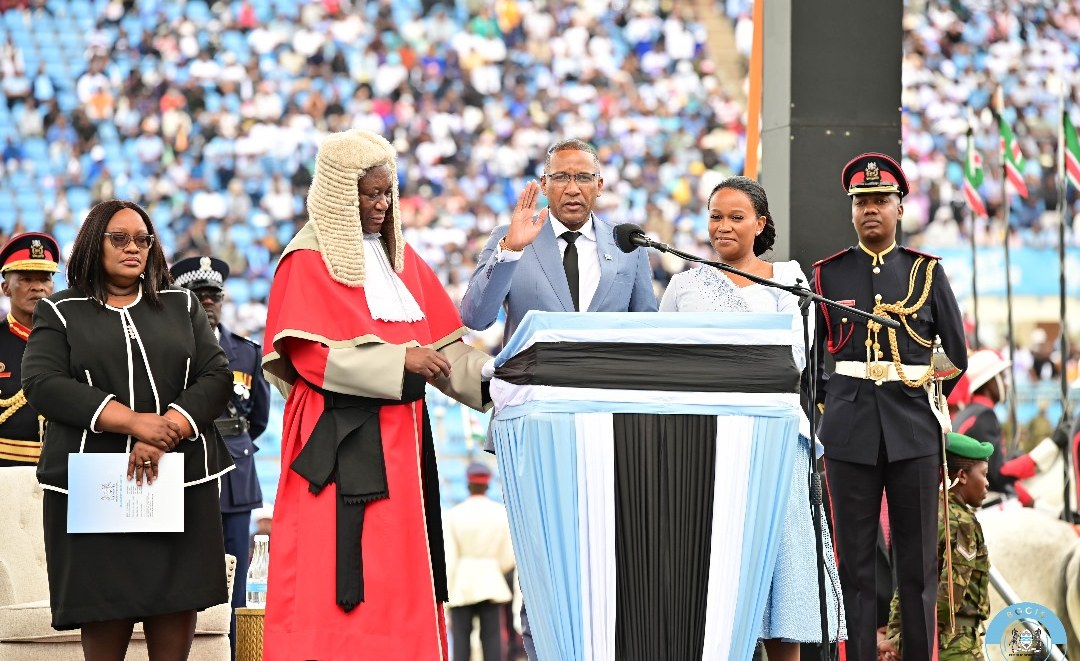 Le nouveau président du Botswana, Duma Boko a prêté serment ce 8 ...